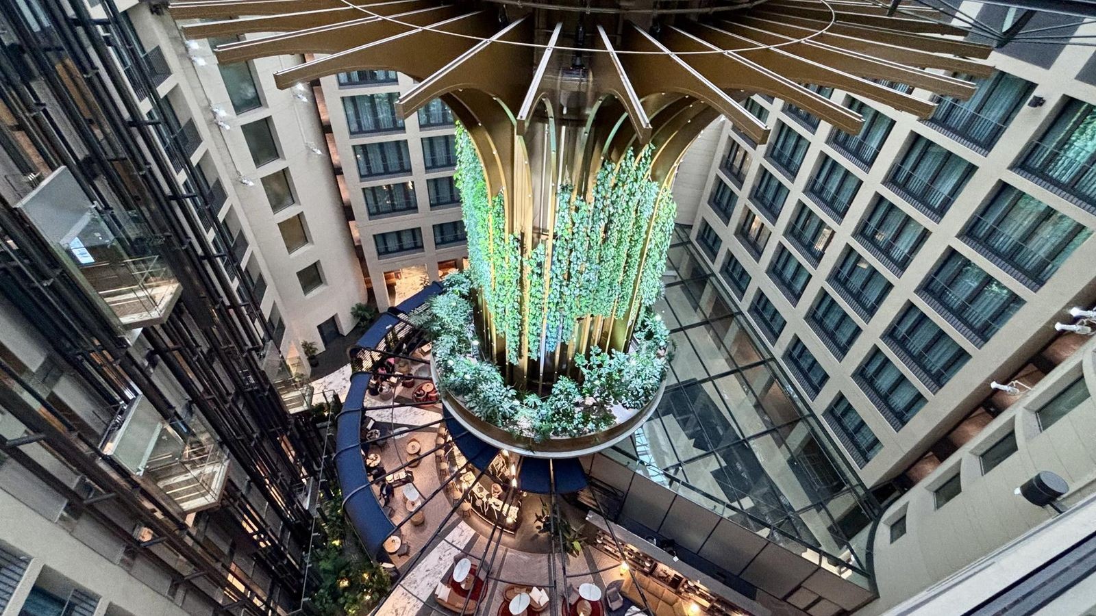 Berlin-Mitte: Nach Aquadom-Explosion - Hotel lässt jetzt 2000 Pflanzen ...