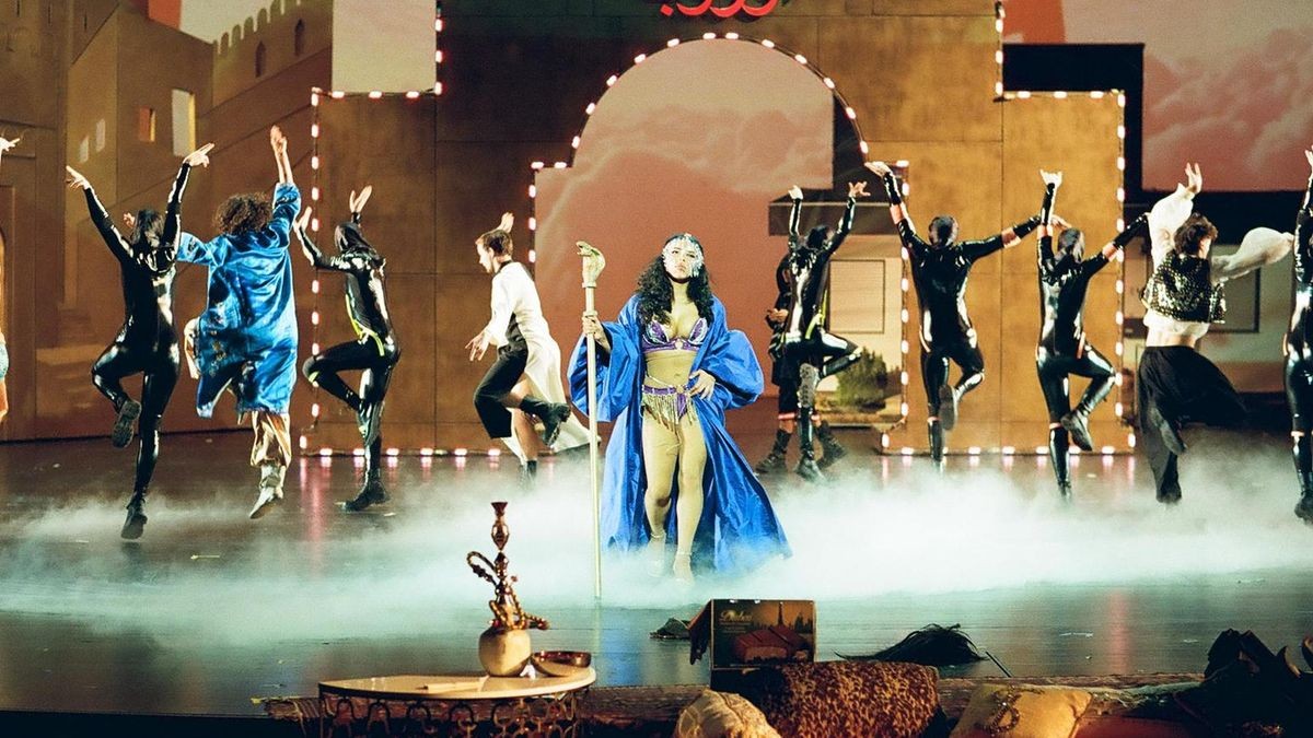 Kurdwin Ayub inszeniert „Weiße Witwe“ an der Volksbühne