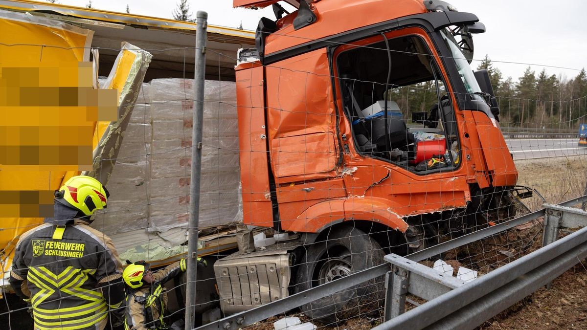 Stundenlange Vollsperrung auf A73: 40-Tonner kracht in liegengebliebenen Lastwagen