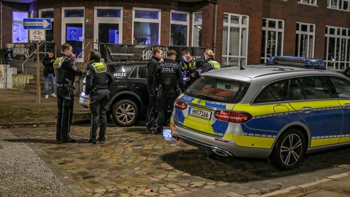 Polizei Hamburg: Verfolgungsjagd mit Miles-Auto endet mit Unfall und Fahrerflucht