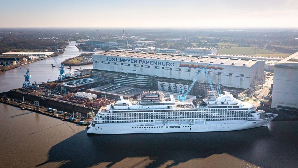 Meyer Werft überführt neues Kreuzfahrtschiff über die Ems