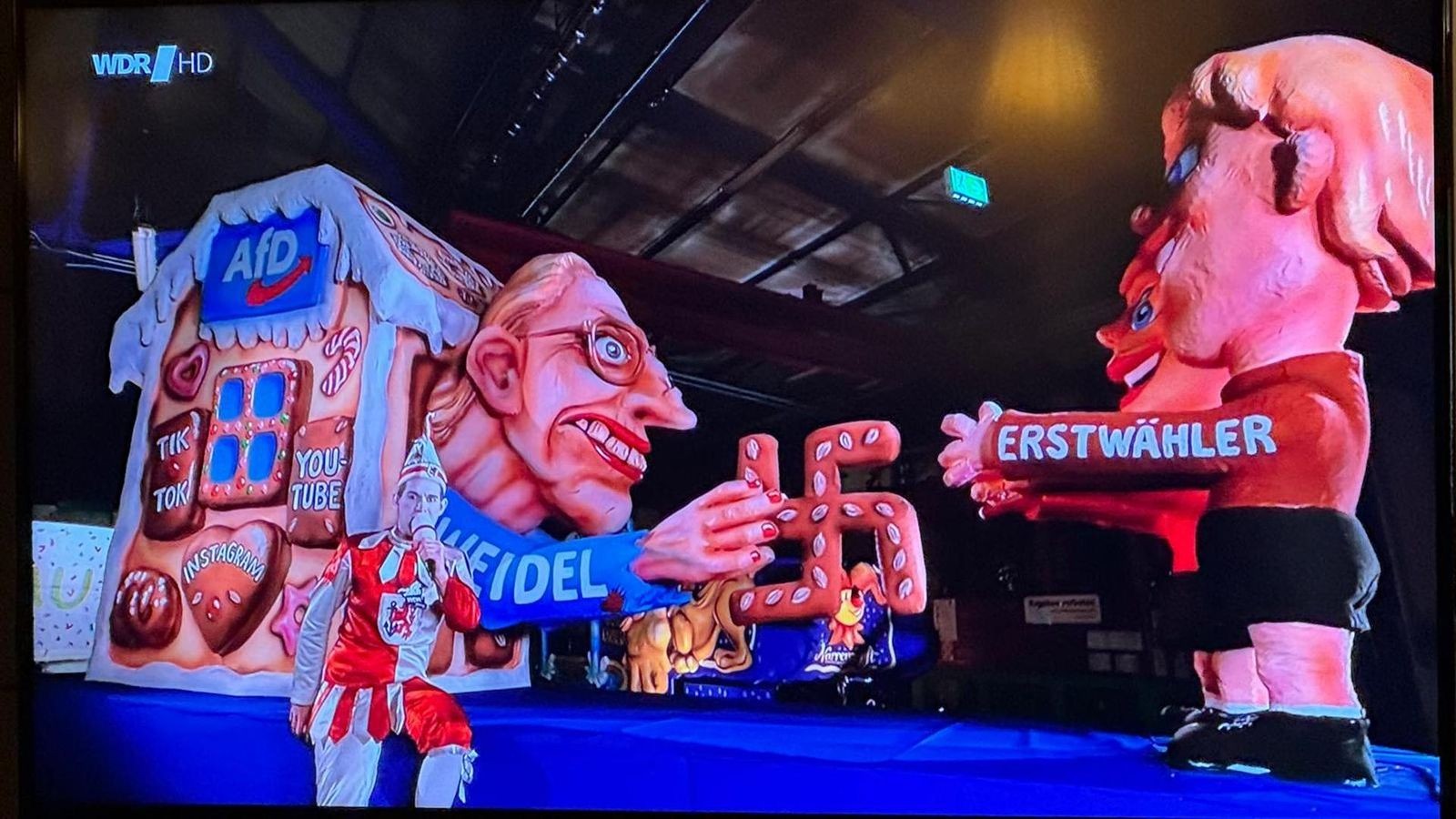 Karneval in Düsseldorf: Mottowagen von Jacques Tilly mit Alice Weidel ...