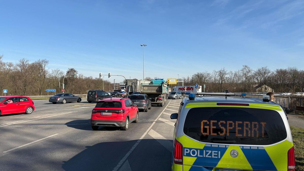 Unfall in Oberhausen: Hubschrauber landet auf Autobahn