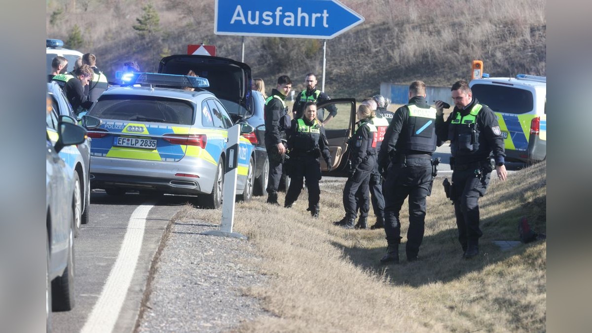 Großes Polizeiaufgebot verfolgt Mercedes auf A4
