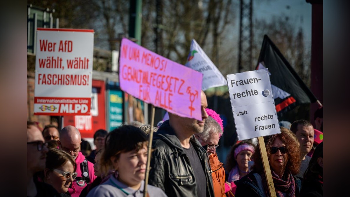 Großes Polizeiaufgebot bei AfD-Kundgebung und Gegendemo in Essen