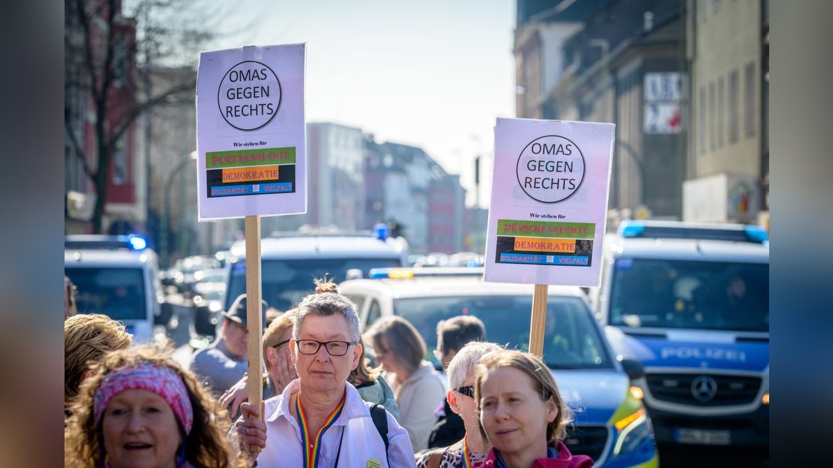 Großes Polizeiaufgebot bei AfD-Kundgebung und Gegendemo in Essen