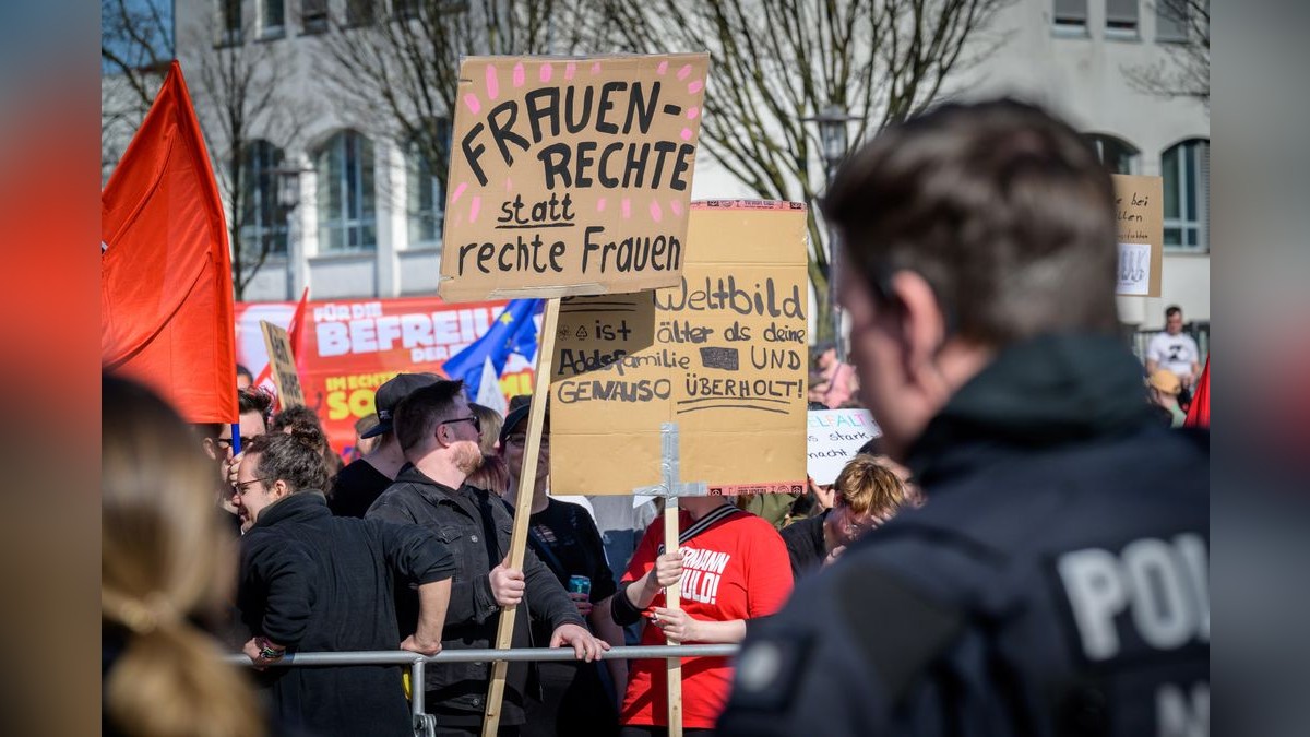 Großes Polizeiaufgebot bei AfD-Kundgebung und Gegendemo in Essen