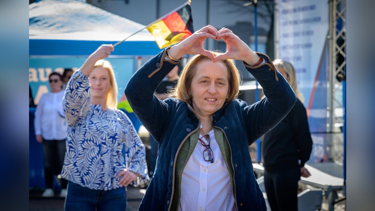 Großes Polizeiaufgebot bei AfD-Kundgebung und Gegendemo in Essen