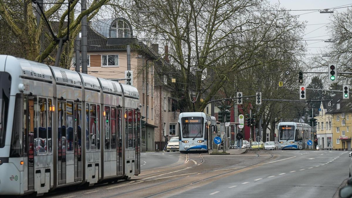 Bochum: Taxi stößt mit Auto zusammen - Straßenbahnen fahren wieder