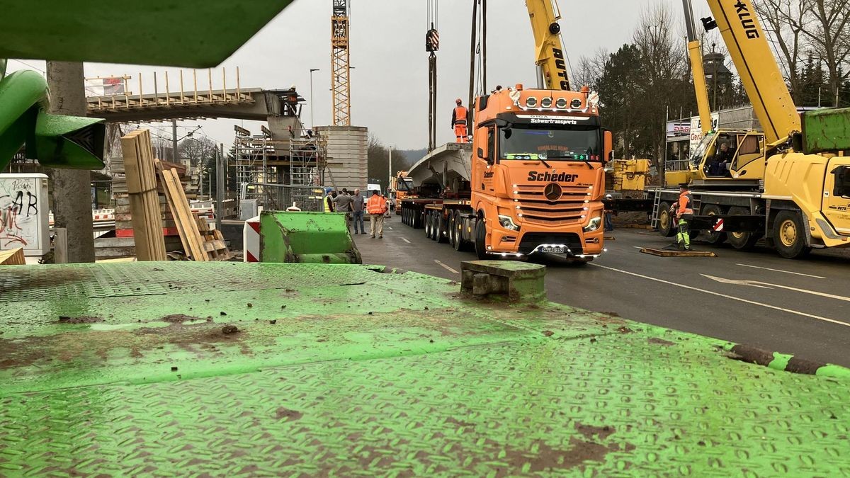 Fertigteile für neue Rad- und Gehwegbrücke über die Nürnberger Straße ...