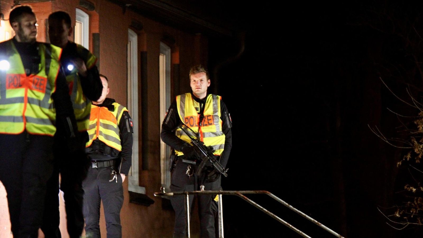 Bei Hamburg: Frau bedroht Polizei mit Schusswaffe und verschanzt sich in Wohnung