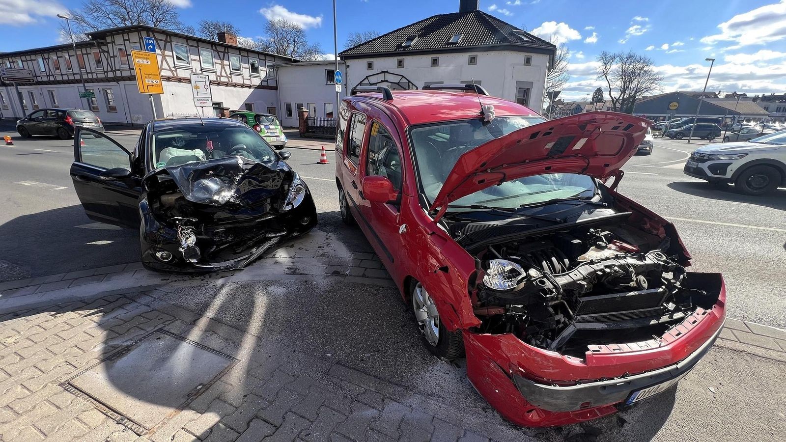 Unfall in Nordhausen: Zwei verletzte Frauen nach Kollision auf der Kreuzung