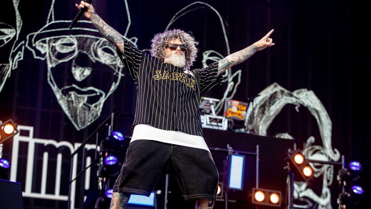 Limp Bizkit in Hamburg: Fliegende Bierbecher für König Durst