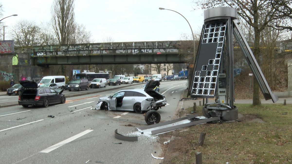 Unfall in Hamburg nach illegalem Rennen: Unbeteiligte Frau verletzt – Sperrung auf Ring 2
