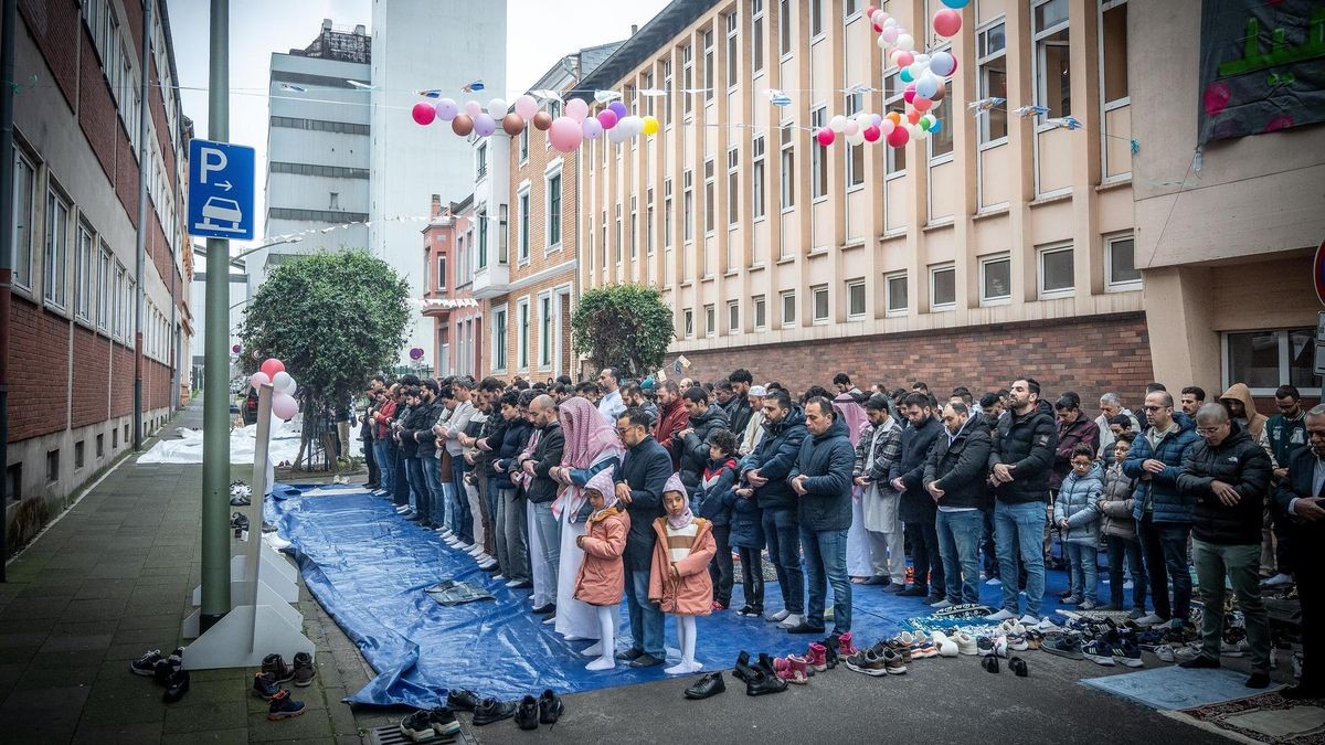 Zuckerfest: Tausende feiern Ramadan-Ende mit großer Straßenparty