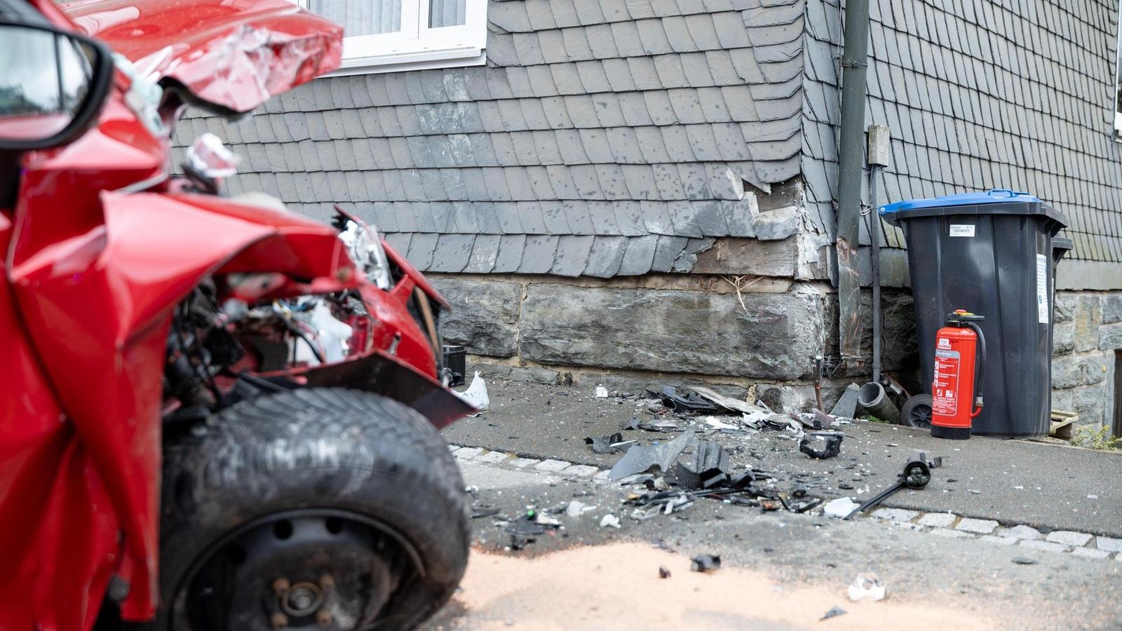 Auto kracht gegen Hauswand: Fahrerin bei Unfall verletzt