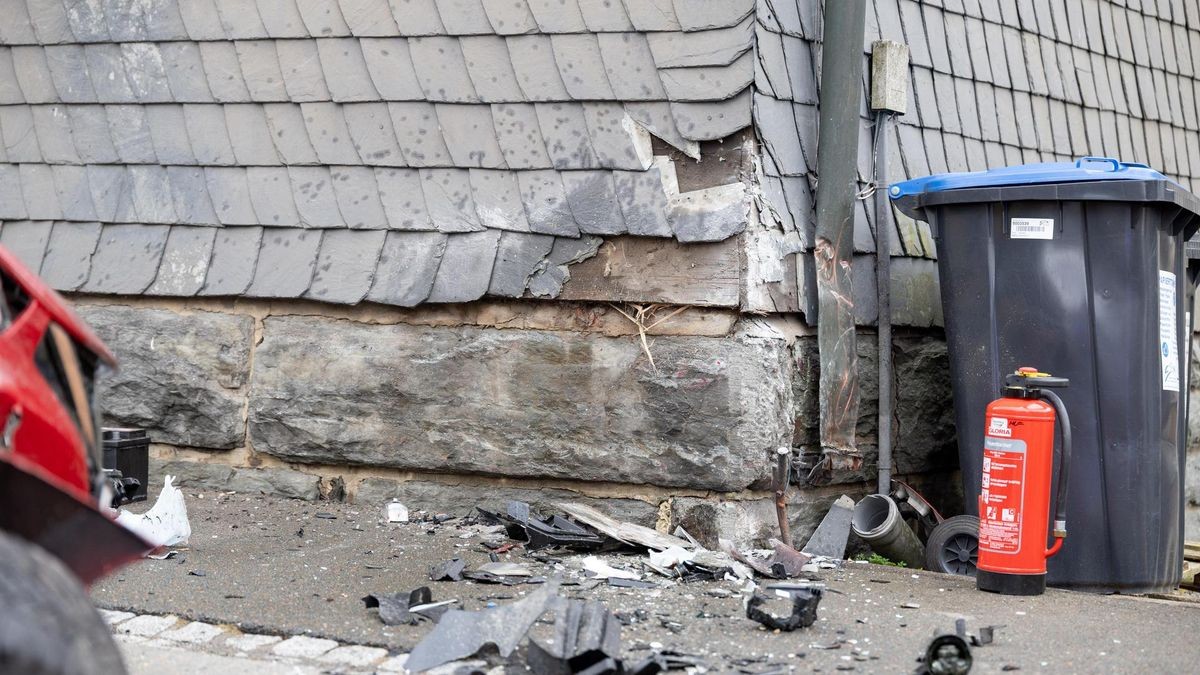 Auto kracht gegen Hauswand: Fahrerin bei Unfall verletzt