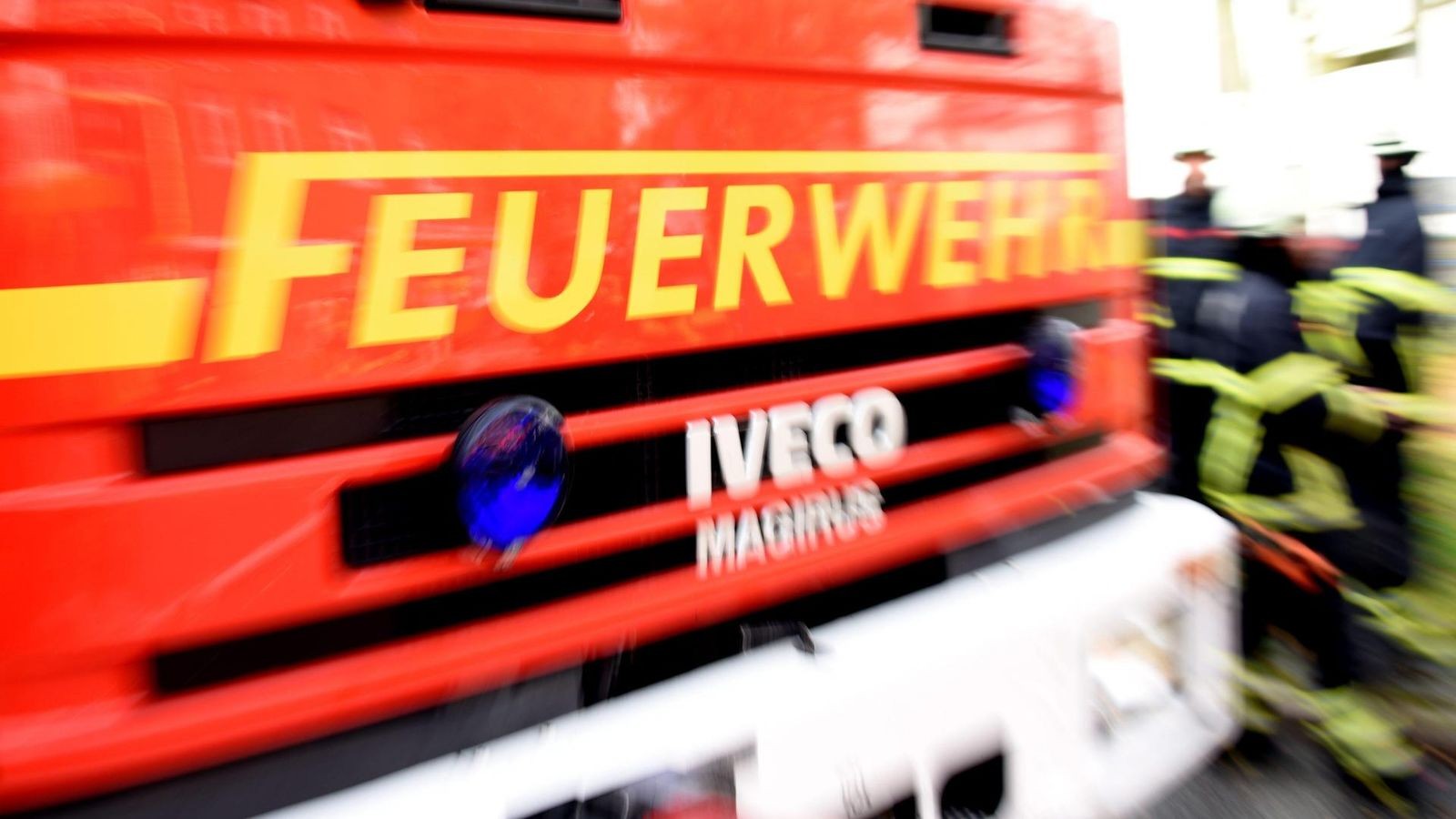 Buggy rast in Hamburg gegen Baum: Zwei Männer schwer verletzt