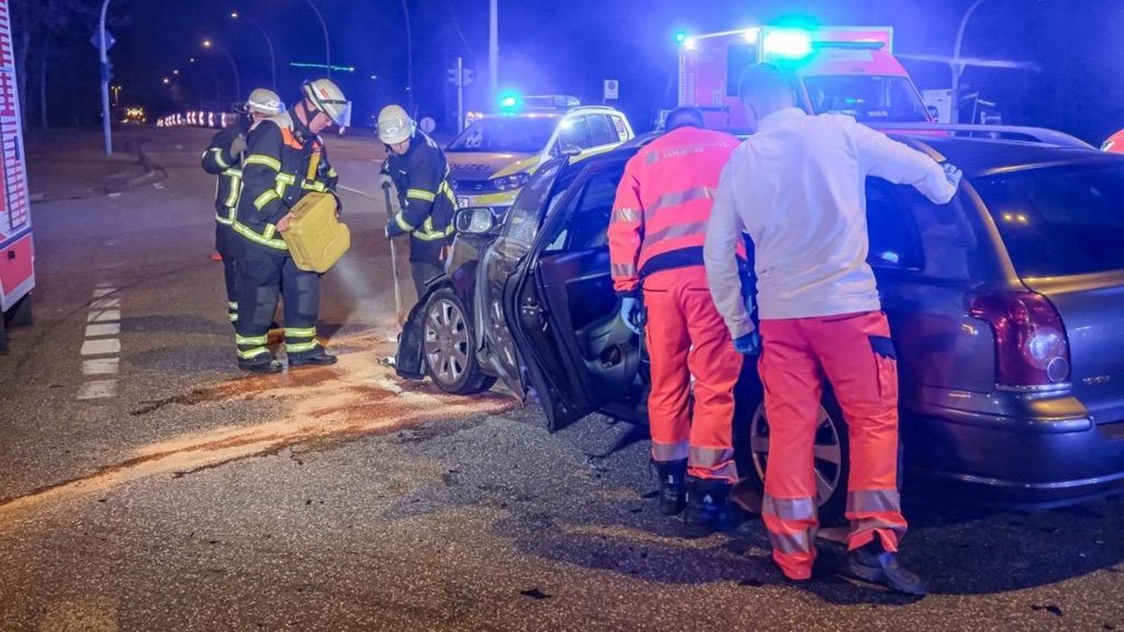 Frontalunfall in Hamburg: Toyota kracht auf Ring 2 gegen Transporter – zwei Verletzte