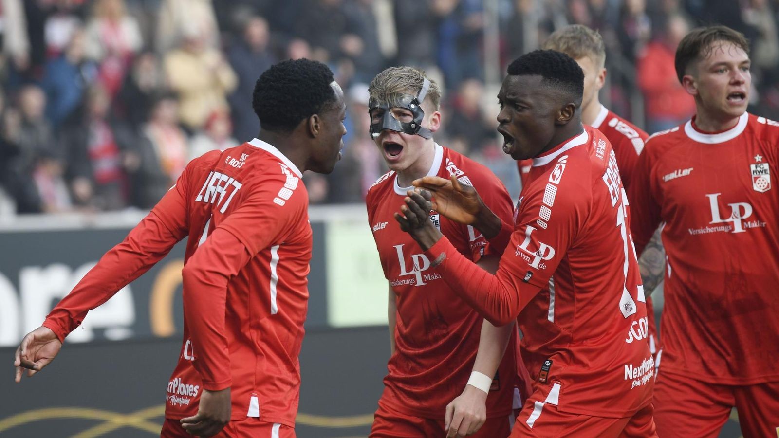 Mutiger Einsatz: Marco Wolf spielt Thüringenderby mit Maske