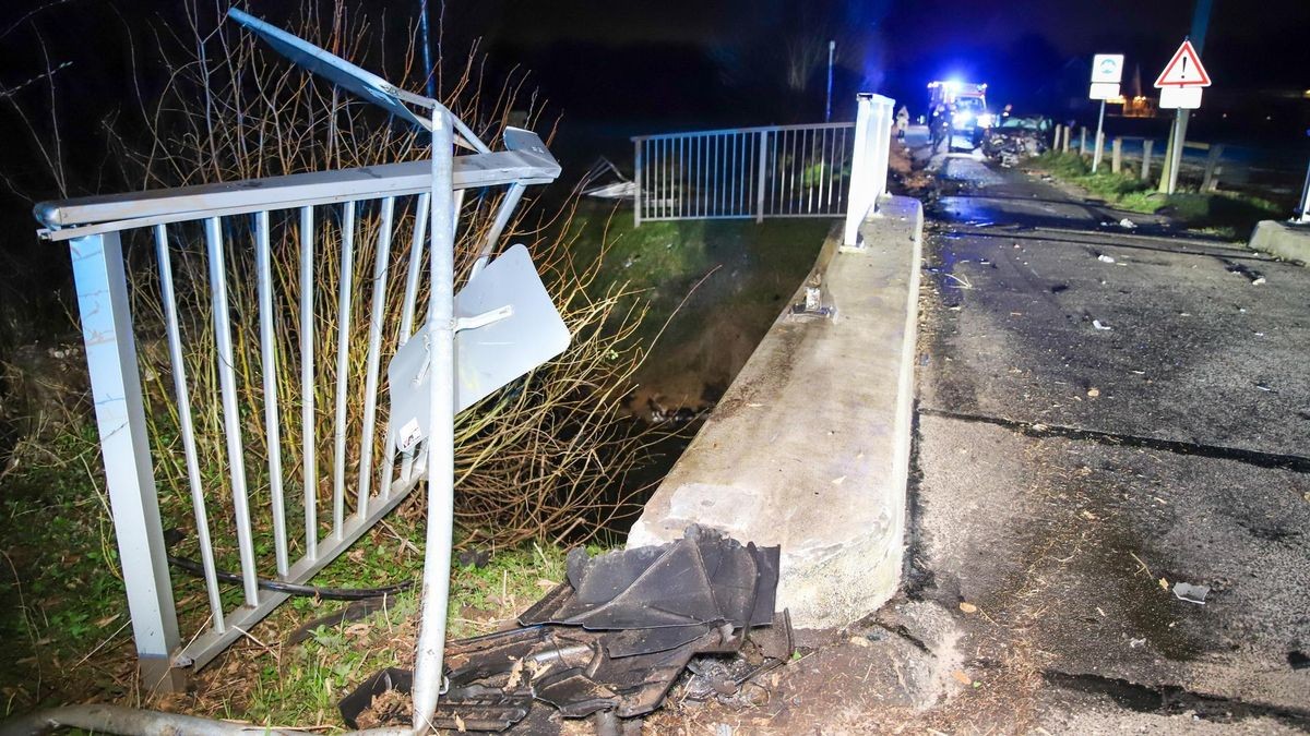 Unfall bei Pinneberg: Auto prallt gegen Brückenpfeiler – vier Menschen schwer verletzt