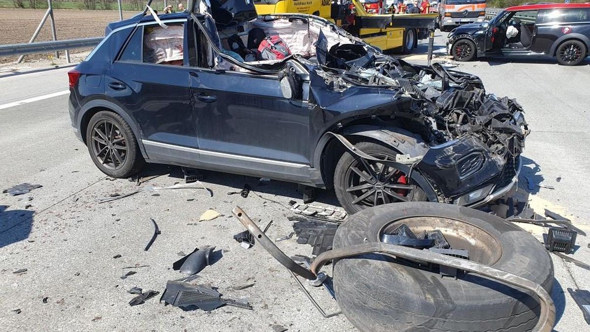 Schwerer Unfall auf der A7: Eltern und Kleinkind schwer verletzt