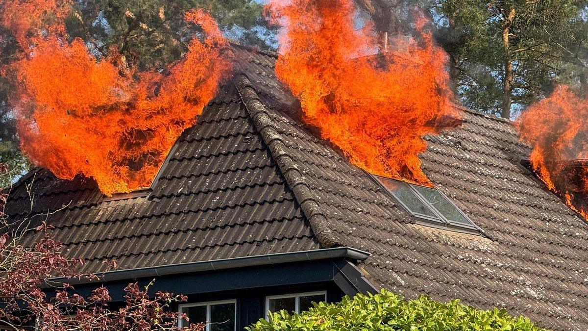 Meterhohe Flammen aus dem Dachstuhl: Feuer zerstört Einfamilienhaus bei Hamburg