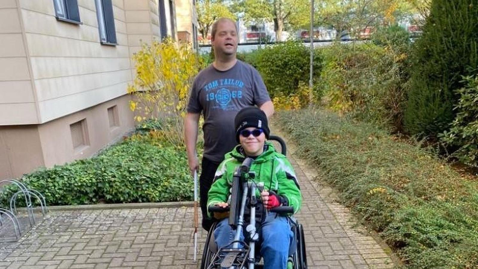 Heiko Folkerts aus Braunschweig ist blind – aber dank seines Sohnes kann er joggen