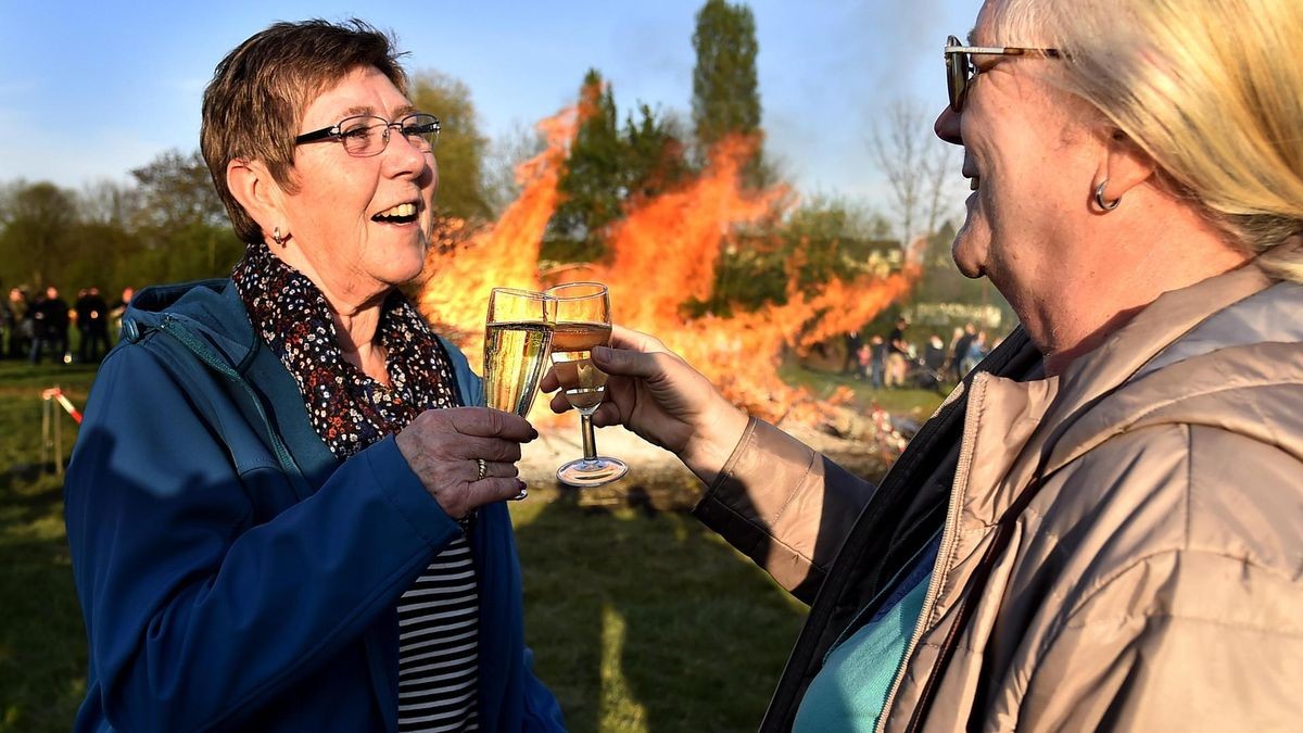 Osterfeuer in Witten: Die schönsten Fotos von Menschen und Flammen
