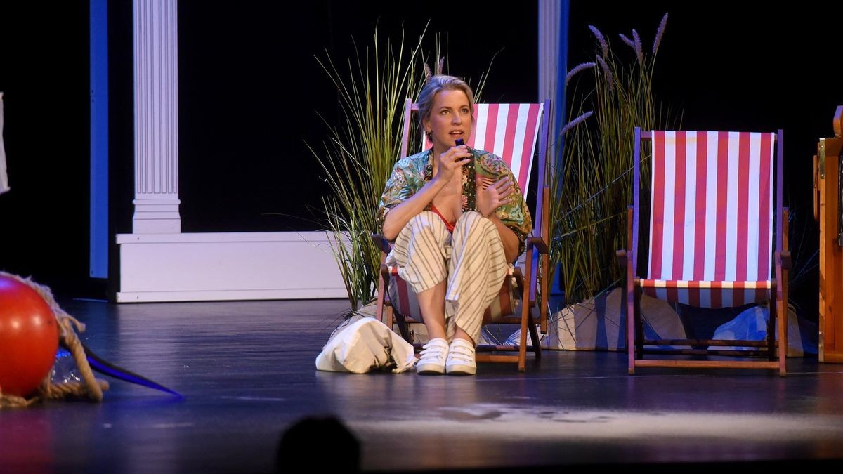 Ende der Theater-Saison 2024/25 in Wesel: Besucher gehen in der Pause