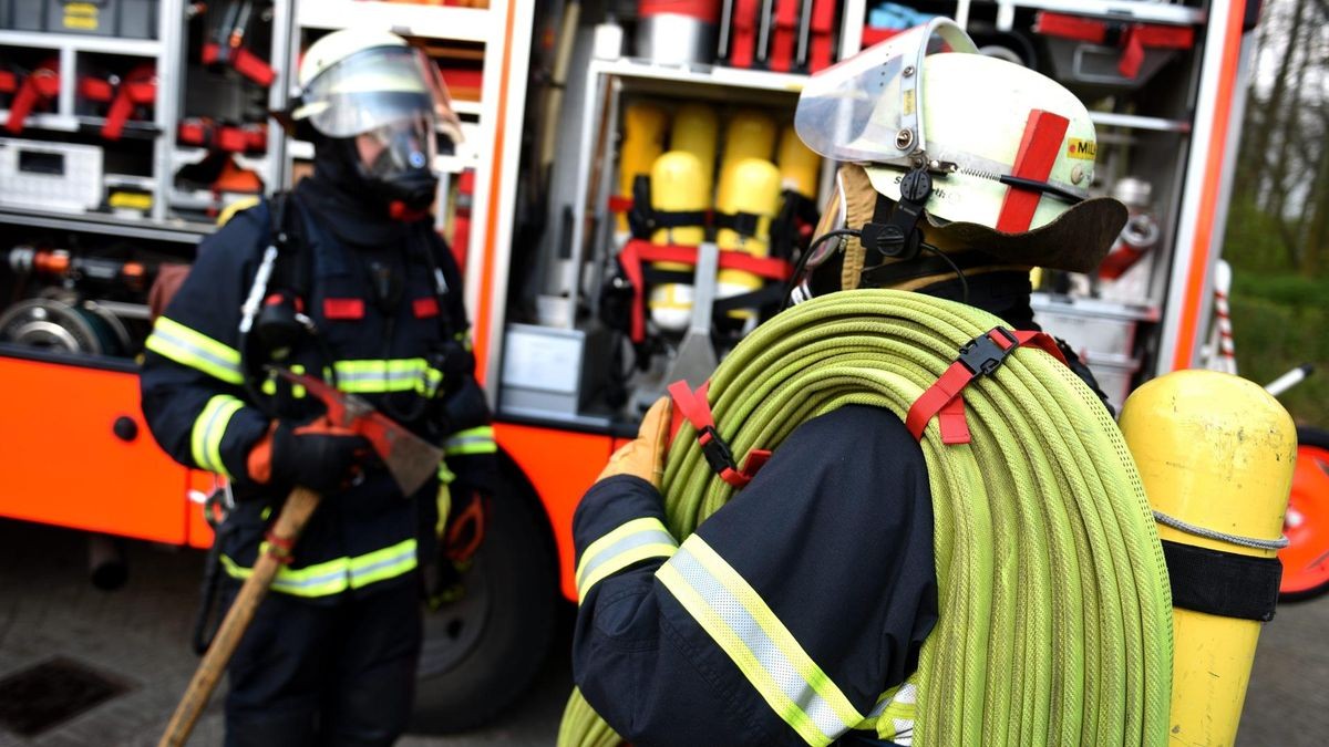 Autobrand in Meschede - Löschzug der Feuerwehr im Einsatz