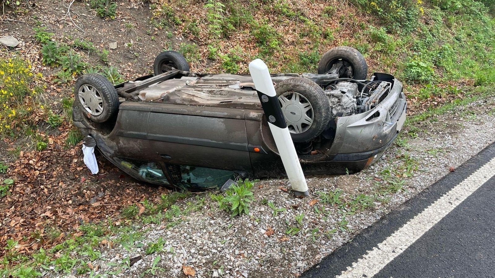 Unfall auf der B242 im Harz: Auto überschlägt sich bei Bad Grund und landet im Graben