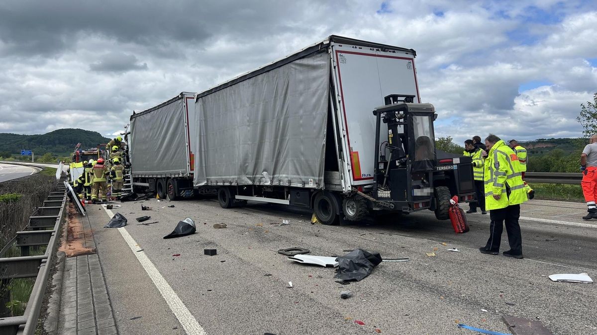 Tödlicher Unfall auf A 38: Lkw fährt nahezu ungebremst auf Schilderwagen auf
