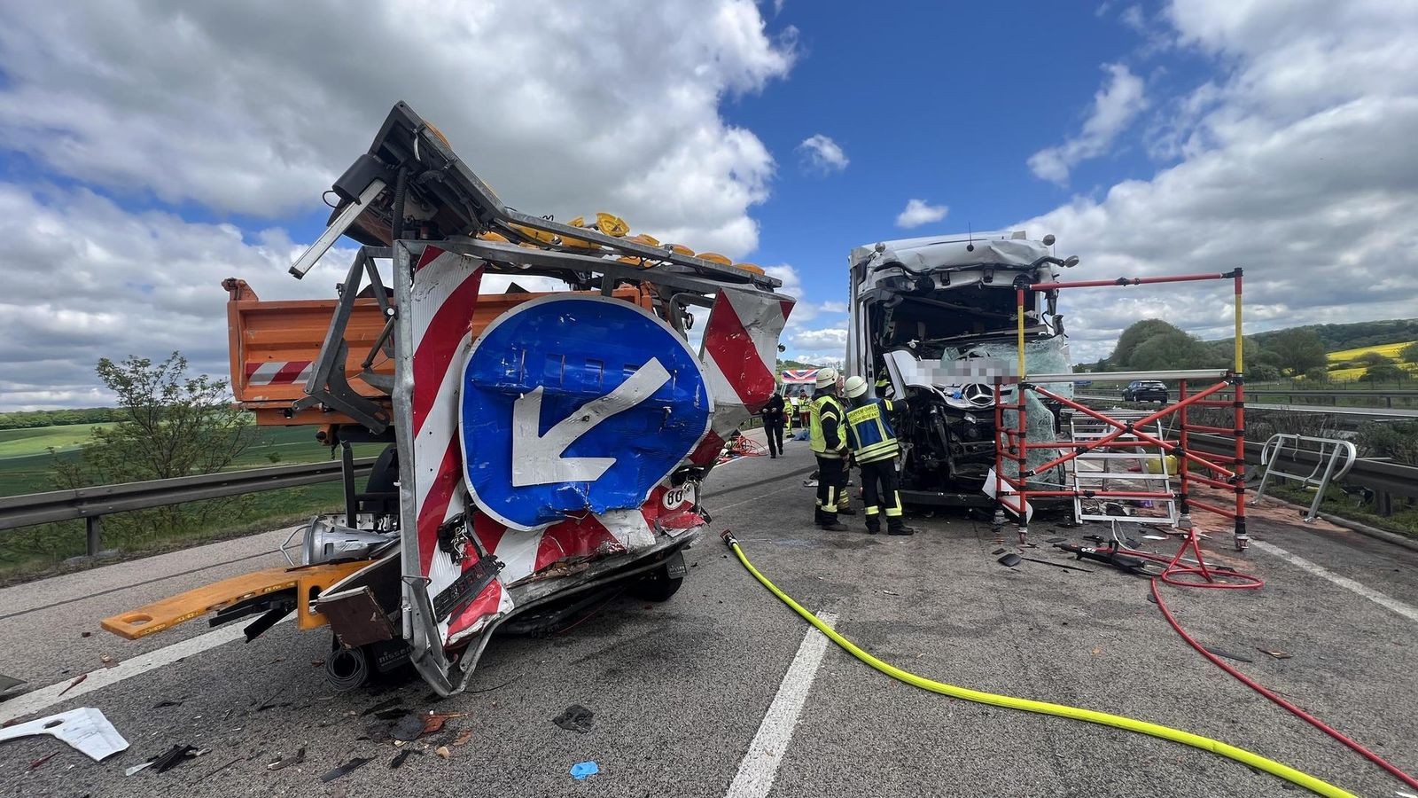 Lkw prallt auf A38 auf Schilderwagen – Fahrer stirbt