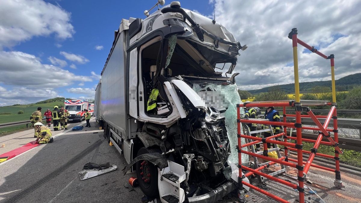 Tödlicher Unfall auf A 38: Lkw fährt nahezu ungebremst auf Schilderwagen auf