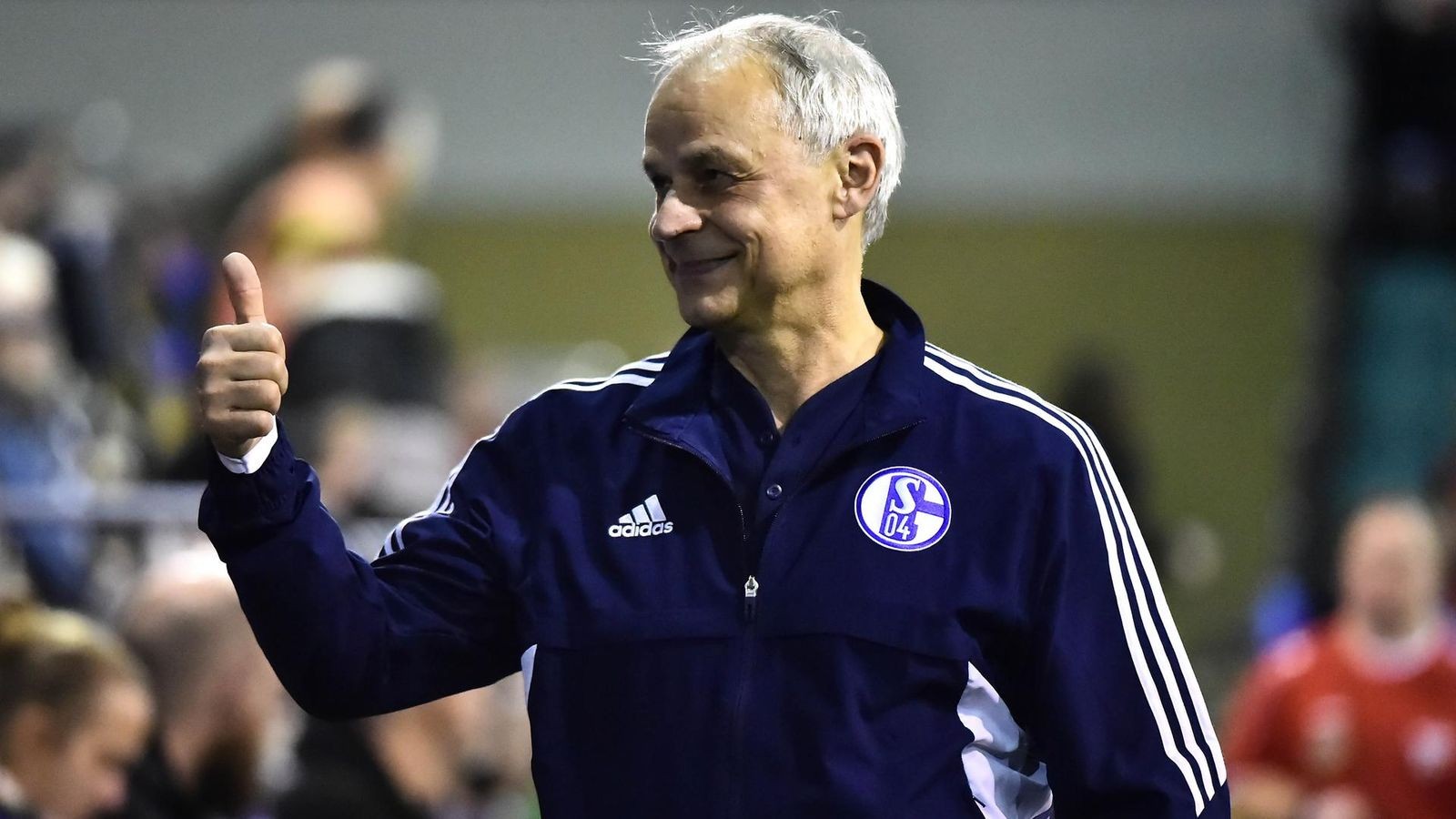 8136 Euro! Schalke-Legende Thon bringt Scheck zum GE-Kreistag mit