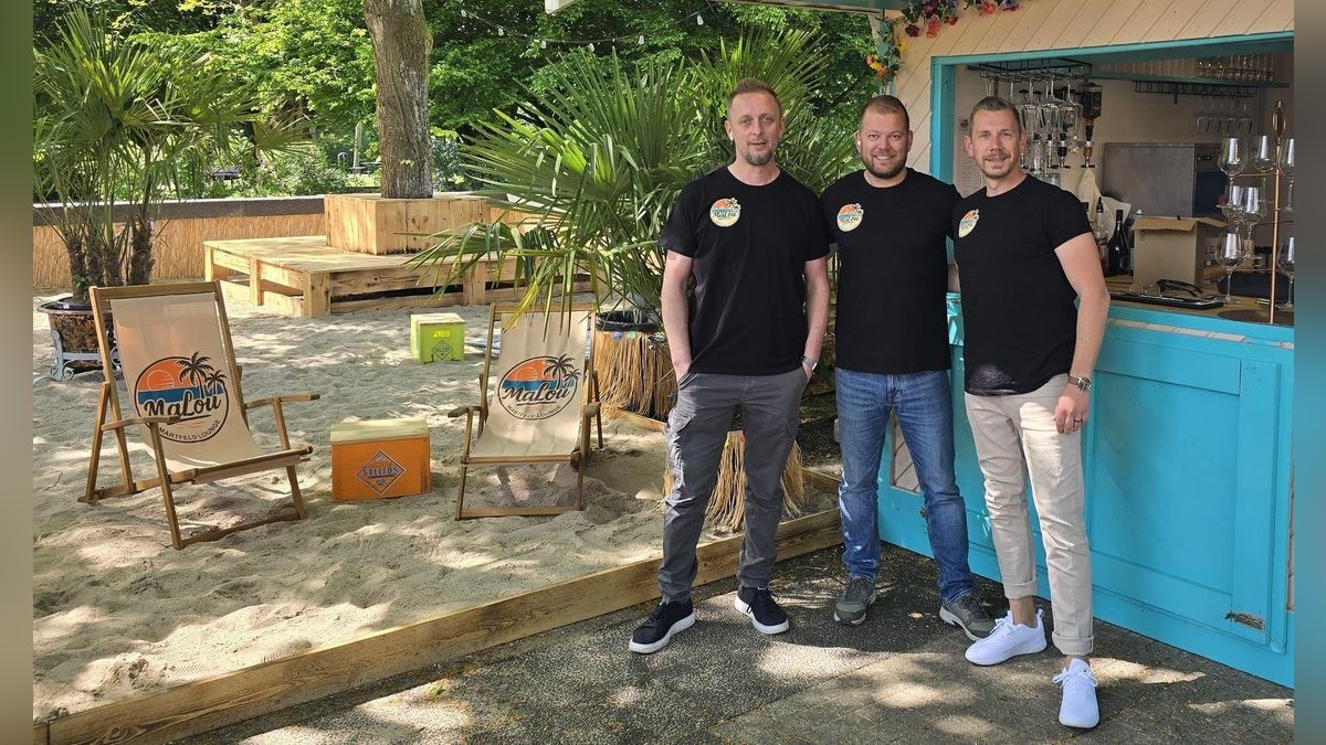 20 Tonnen Sand und Palmen: Strandbar feiert Eröffnung