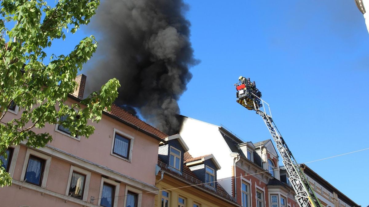 Brennendes Wohnhaus in Pößneck: Das sind die Bilder vom Einsatz in der Innenstadt