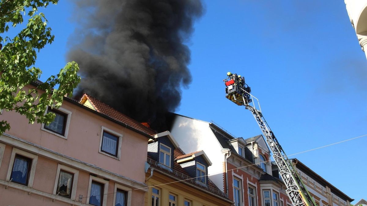 Brennendes Wohnhaus in Pößneck: Das sind die Bilder vom Einsatz in der Innenstadt