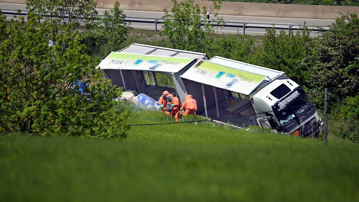 Chemikalien geladen: Gefahrgut-Unfall sorgte für Verkehrschaos auf und neben der A4