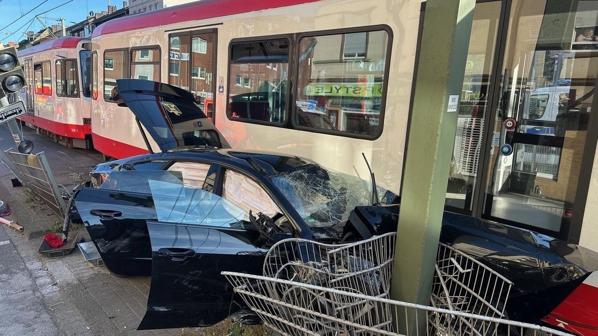Auto kollidiert mit Bahn in Dortmund: Hagener schwer verletzt