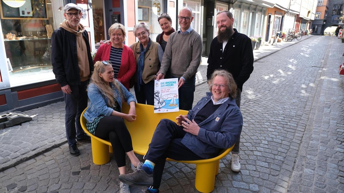 Erfurter Krämerbrücke „Ahoi!“: Feiern mit Seemannsliedern und goldenem Sofa