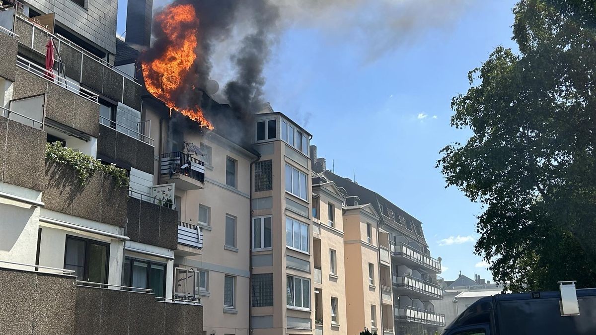 Mit Video: Mehrfamilienhaus in Wetter in Flammen