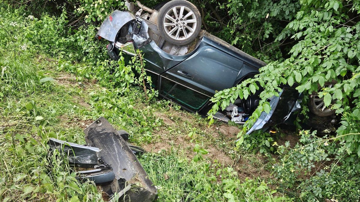 Schwerer Unfall auf A 57 bei Goch: Auto in Flammen, 4 Verletzte