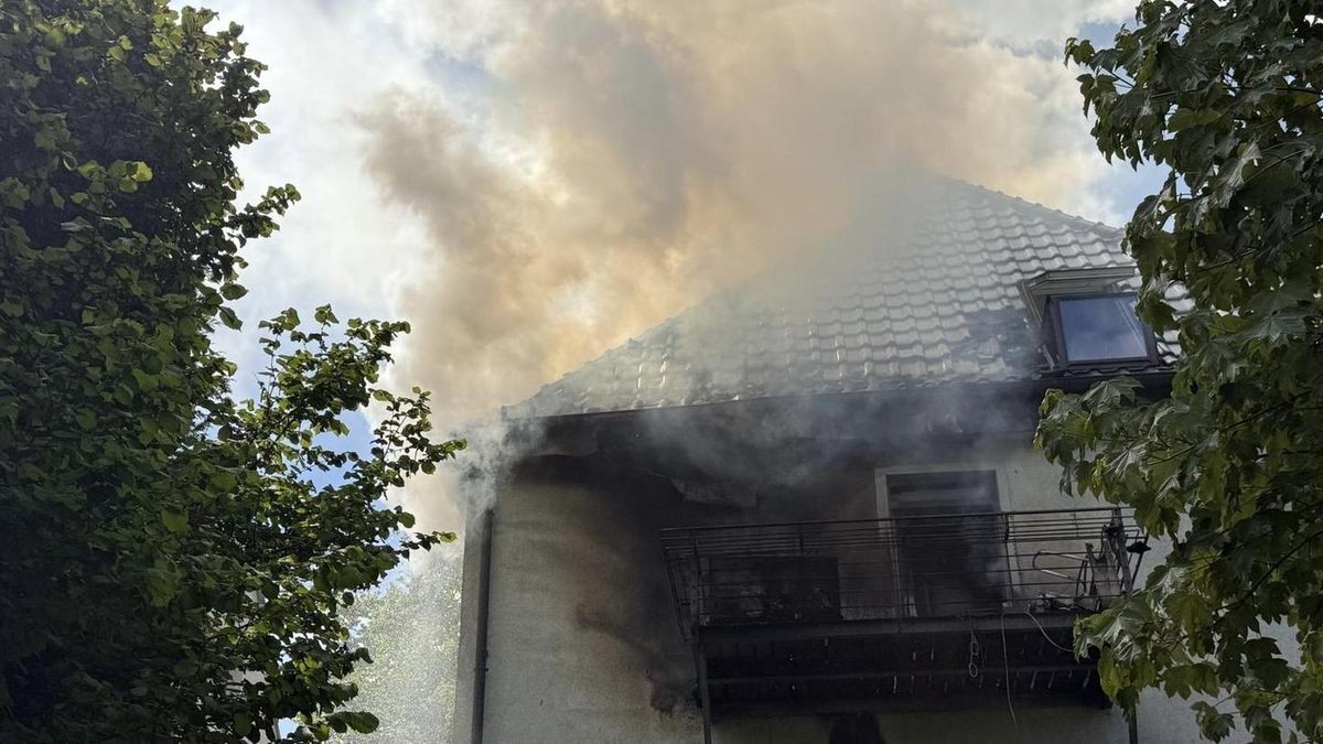 Brand in Sundern eskaliert: Feuerwehrmann verletzt