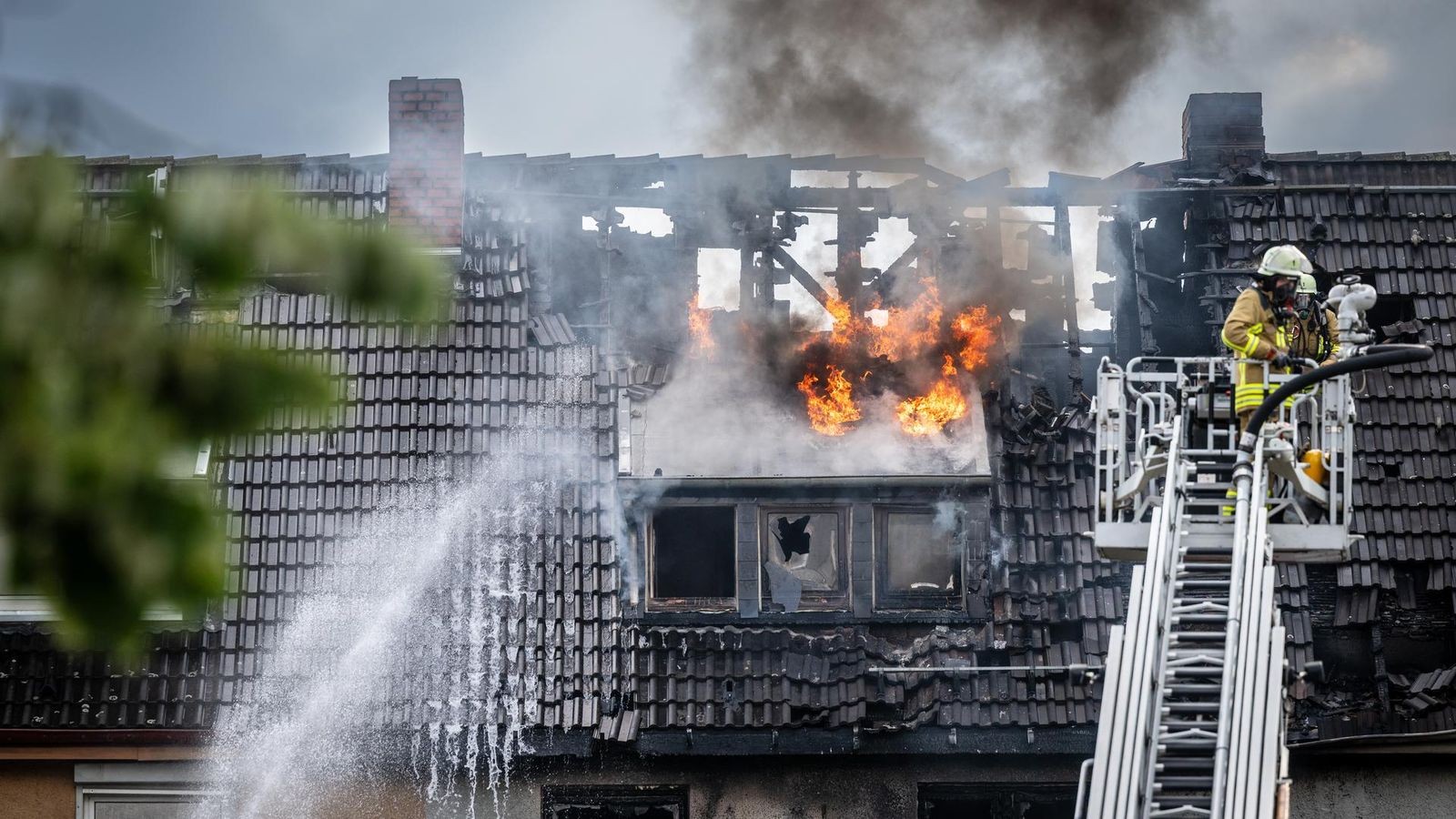 Frau (77) stirbt bei Hausbrand in Duisburg: Was Nachbarn berichten