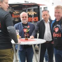 Dreieinhalb Minuten Maßkrugstemmen: Bei einem Brauereifest im Saale ...