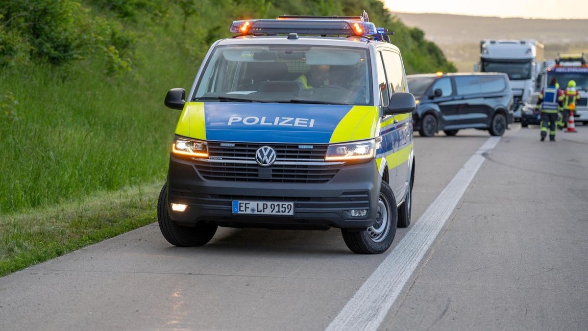 Schwerer Verkehrsunfall: Transporter kollidieren auf Autobahn 4 und verursachen Vollsperrung