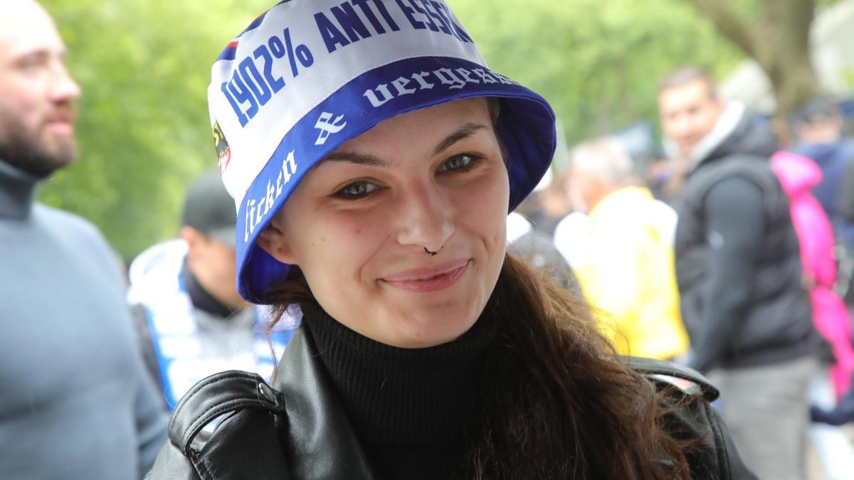 MSV Duisburg im Pokalfinale: 145 tolle Fotos von Fans am Stadion