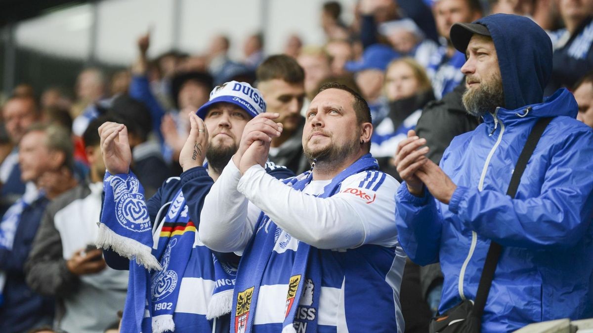 MSV Duisburg gegen Rot-Weiss Essen: 140 Fan-Fotos aus dem Stadion